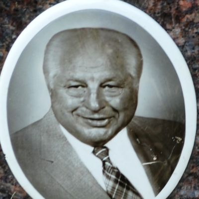 John Holub (1915-1998) | Obituary